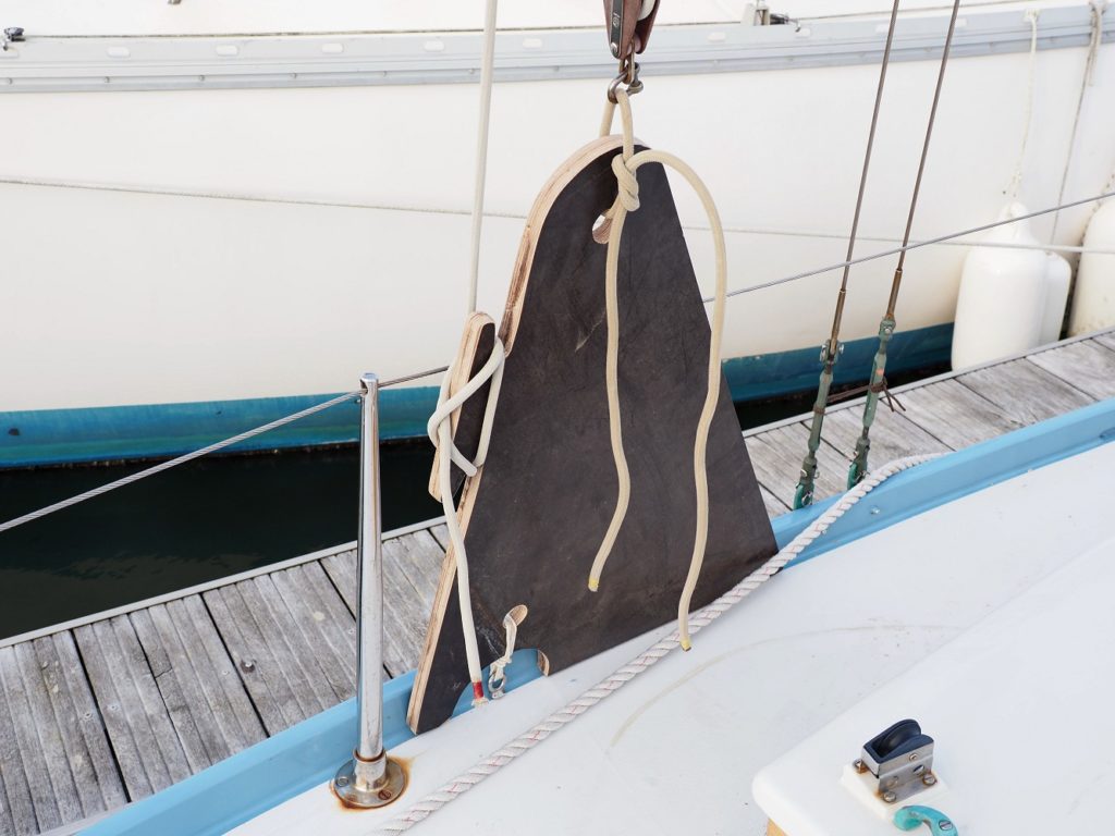 Lowering the hinged mast on Pen-Hir – François Vivier Architecte Naval