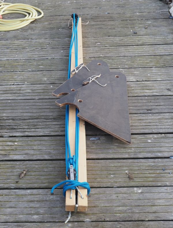 Lowering the hinged mast on Pen-Hir – François Vivier Architecte Naval