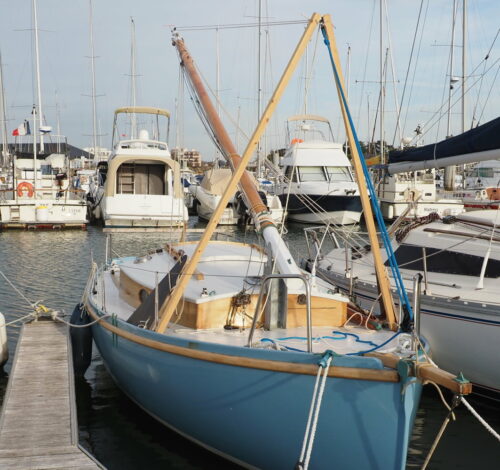 Lowering the hinged mast on Pen-Hir - François Vivier Architecte Naval